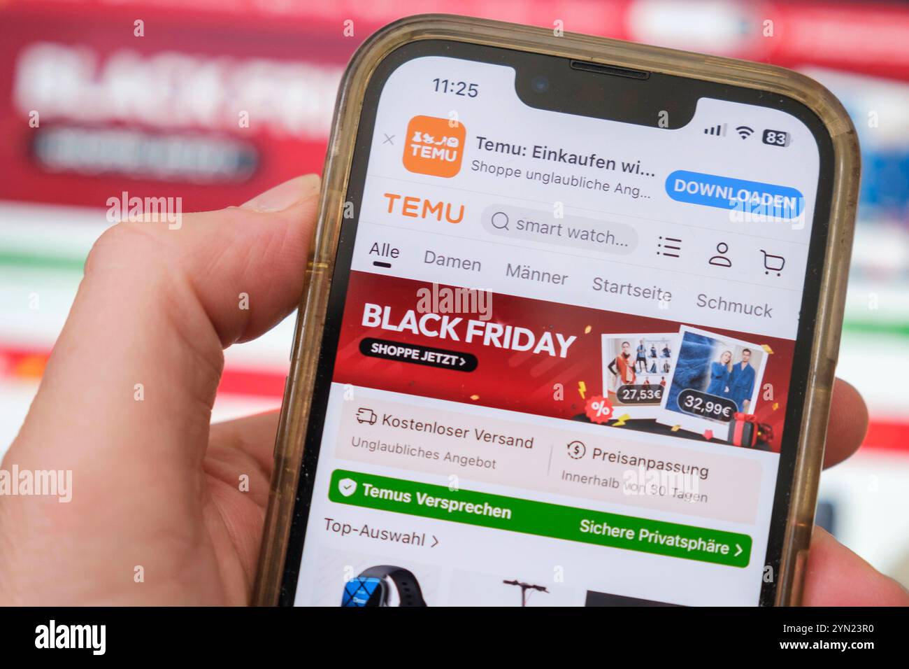 Hand hält Mobiltelefon auf der die Website des chinesischen ...