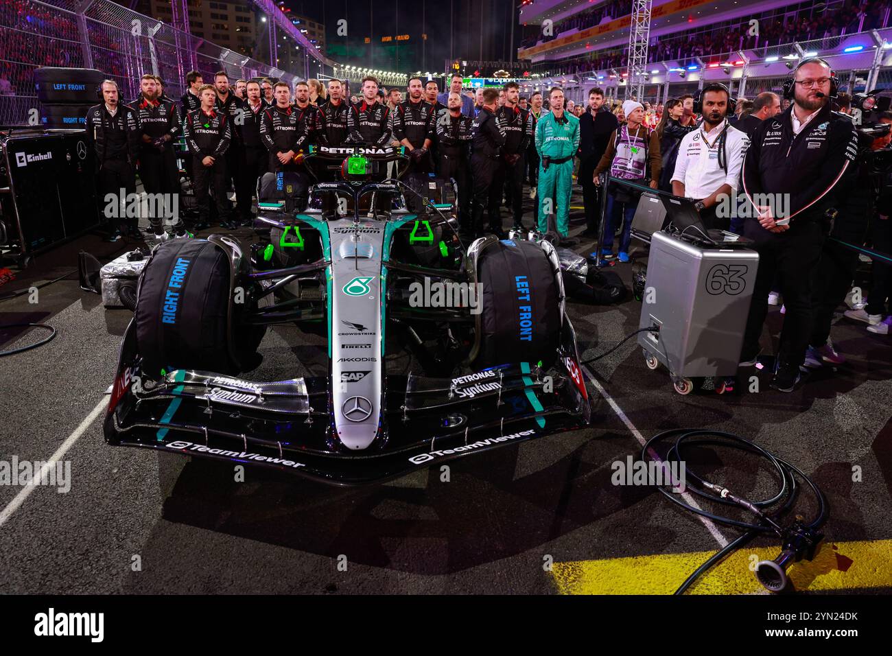 44 HAMILTON Lewis (gbr), Mercedes AMG F1 Team W15, mechanic, mecanicien ...