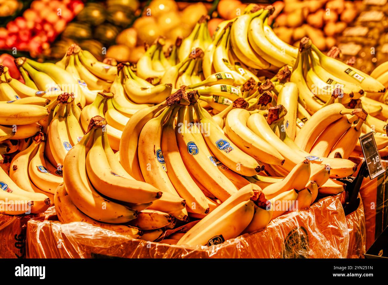 Chiquita Bananen am Obst- und Gemüsestand im Supermarkt, München ...