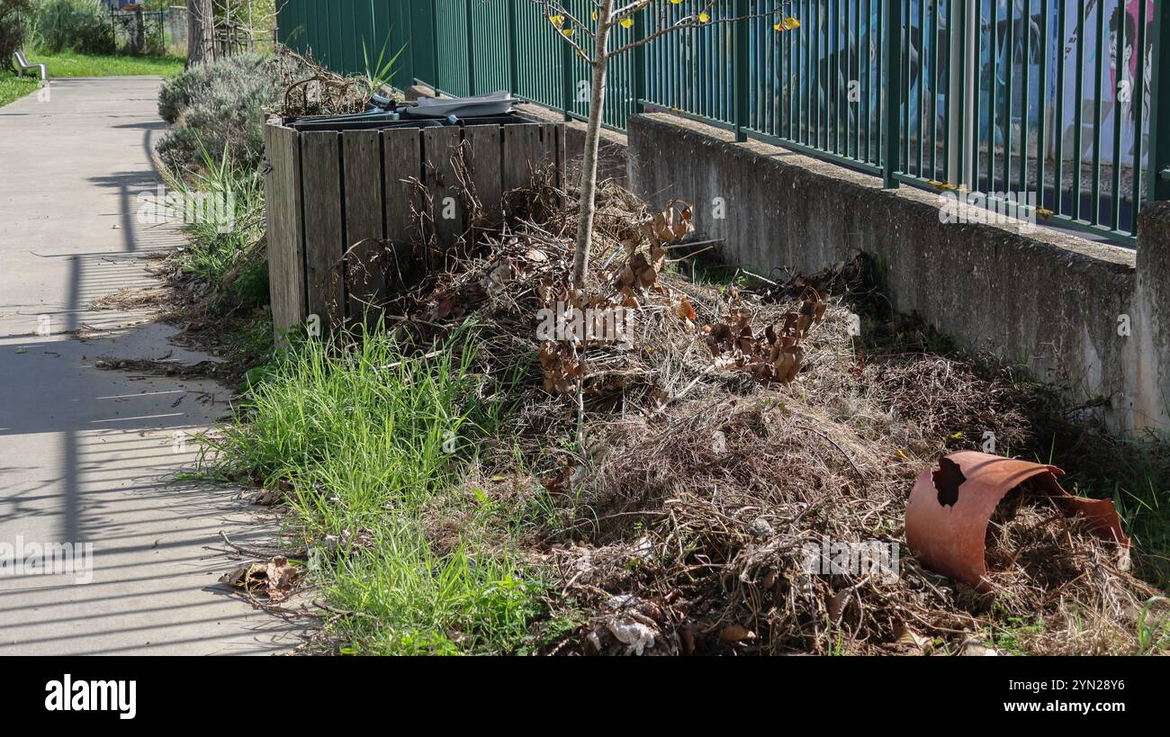 Broken pot garden hi-res stock photography and images - Alamy