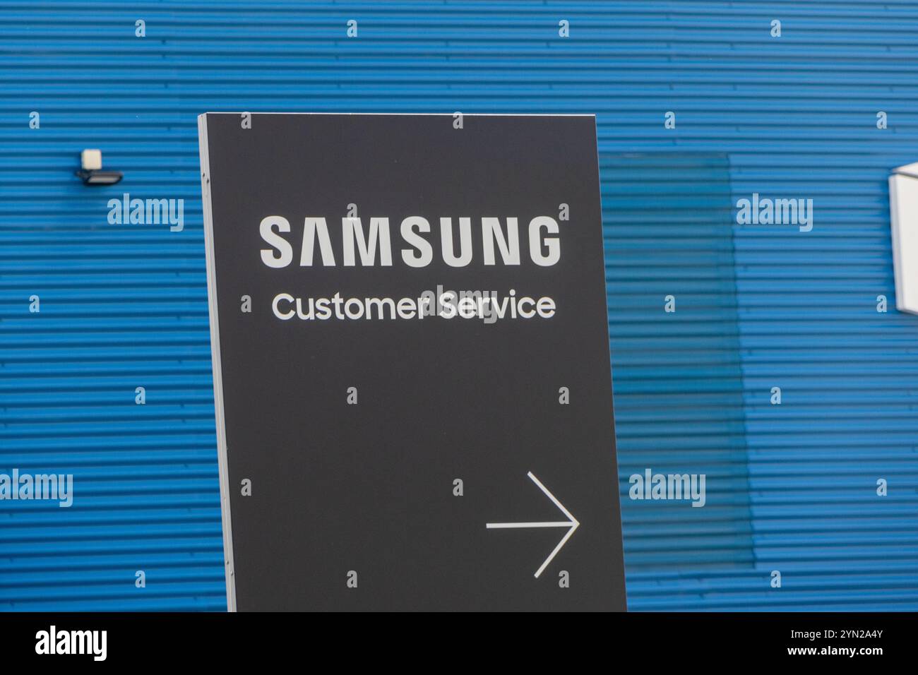 Samsung customer service hi-res stock photography and images - Alamy