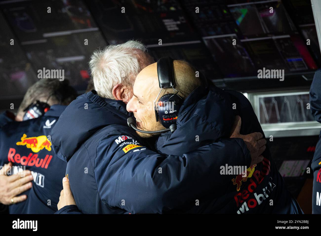 Helmut Marko, (Aut, Oracle Red Bull Racing, Motorsportchef) gratuliert nach der durch Max ...