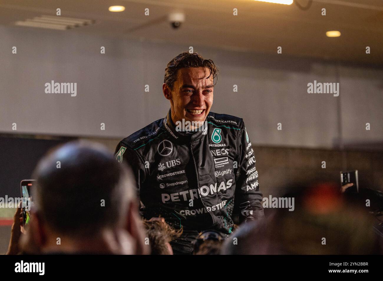 Das Mercedes Team feiert seinen Sieger George Russell (UK, Mercedes AMG ...