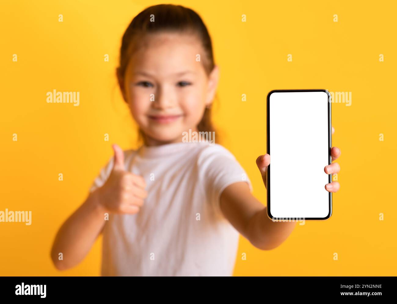 Girl showing white blank cell phone screen Stock Photo - Alamy