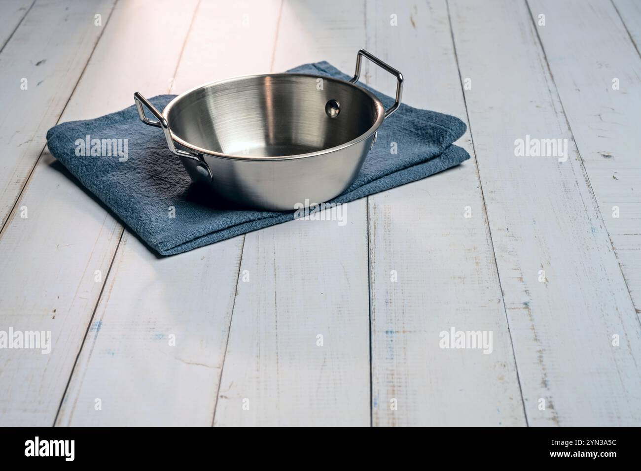 Cooking vessels hi-res stock photography and images - Alamy