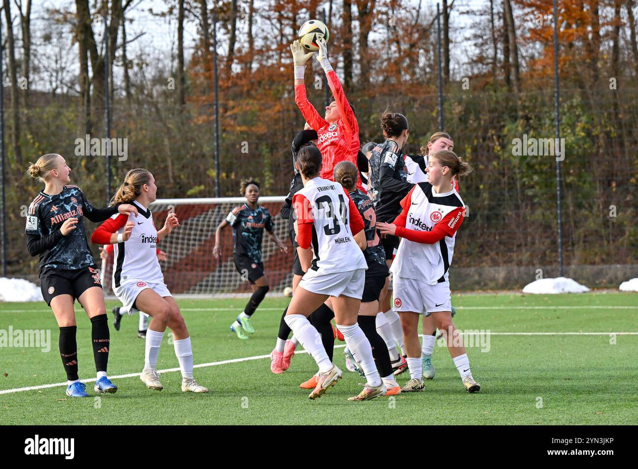 Strafraumszene: Lina Altenburg (Torwart, SGE, 12) steigt nach einem Eckball am Höchsten, kann ...