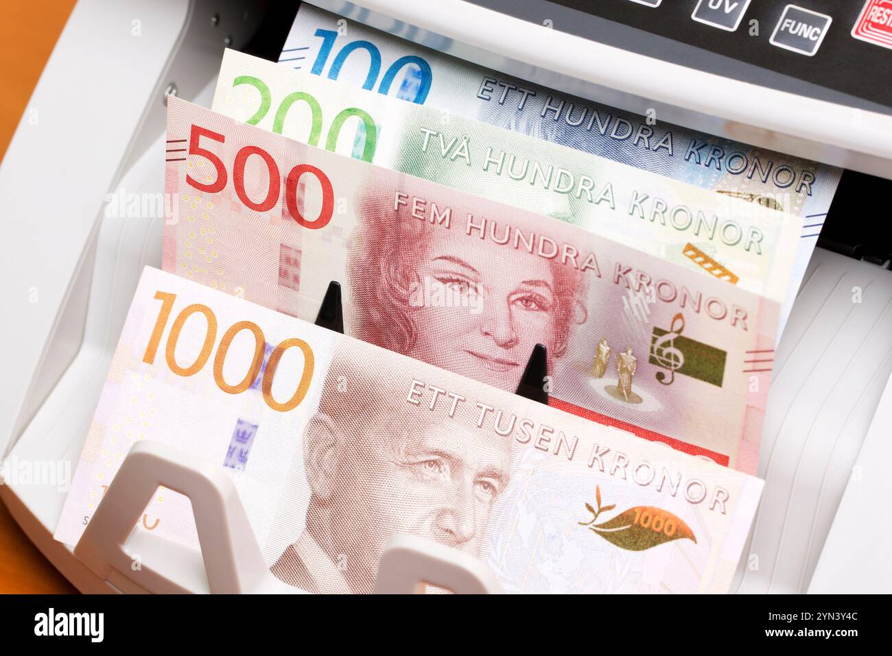 Money into machine hi-res stock photography and images - Alamy