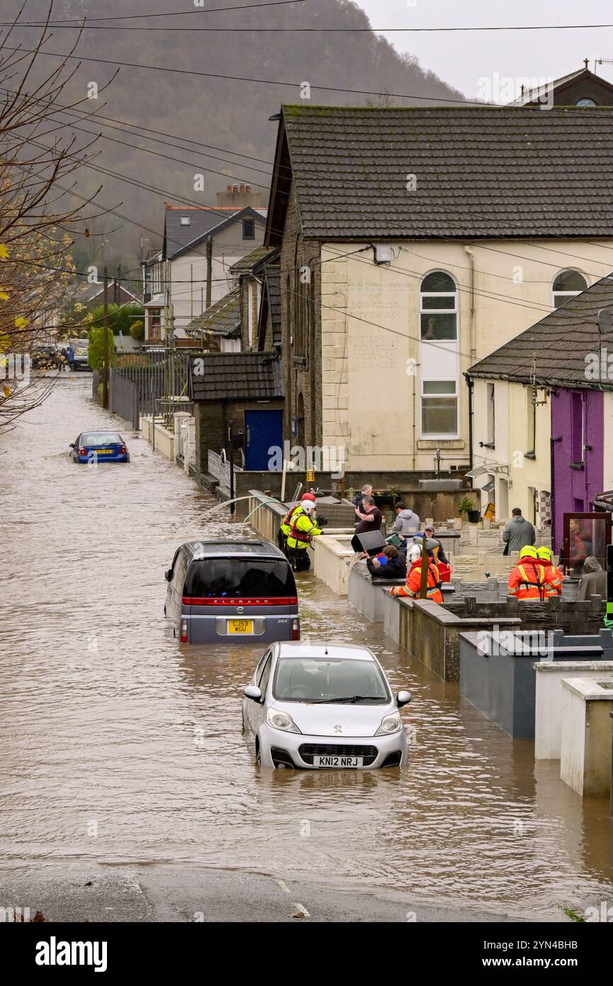 River taff in flood hi-res stock photography and images - Alamy