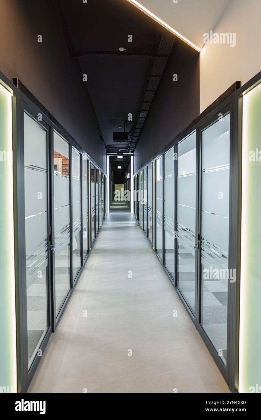 Well lit modern hallway hi-res stock photography and images - Alamy