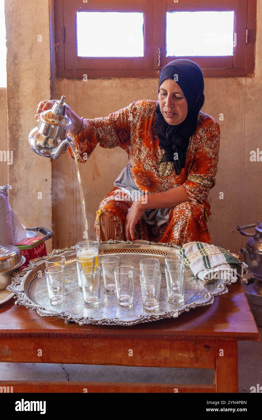Lady serving traditional Moroccan mint tea Stock Photo - Alamy