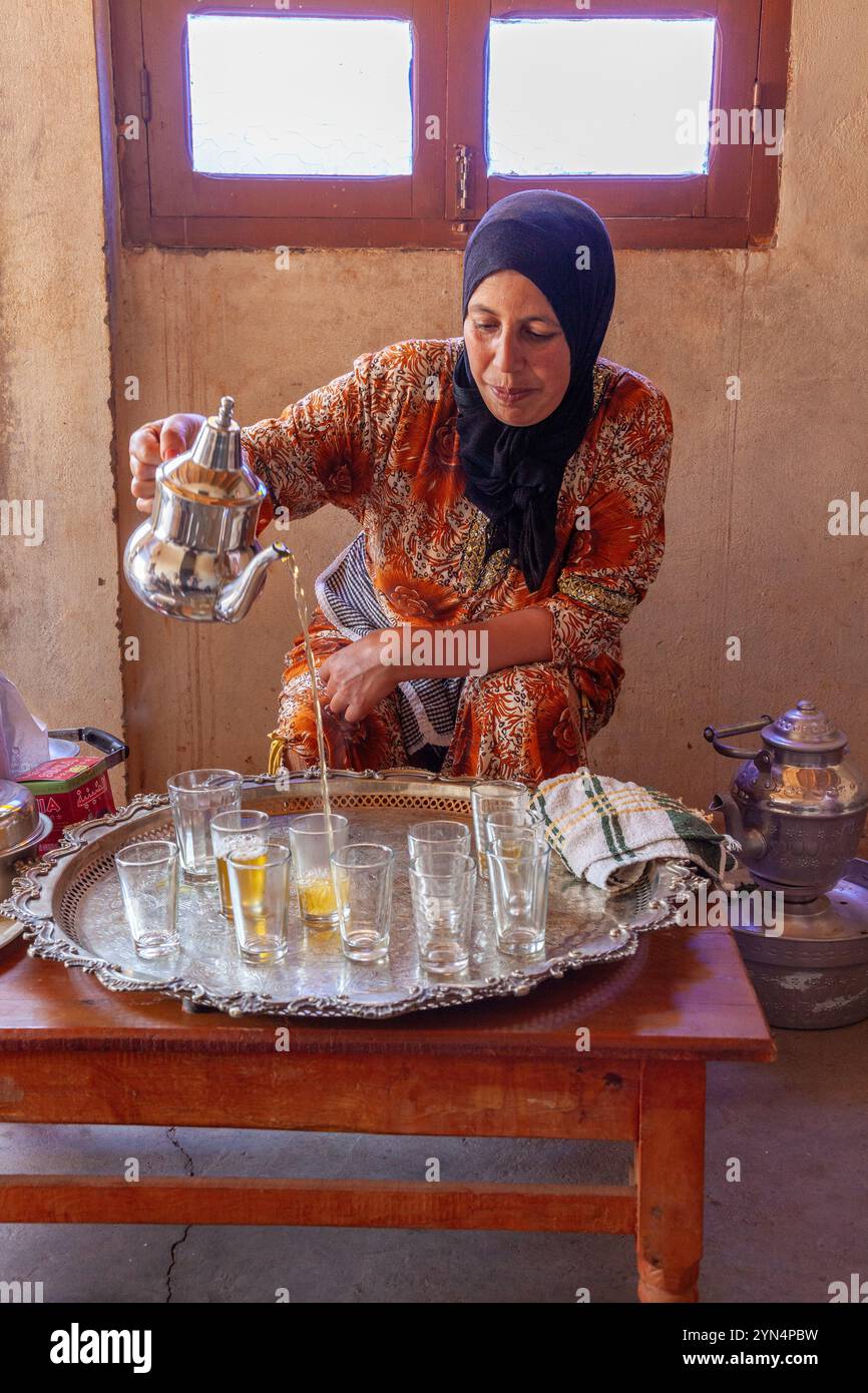 Moroccan tea pouring hi-res stock photography and images - Alamy