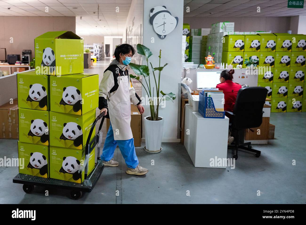 (241124) -- CHENGDU, Nov. 24, 2024 (Xinhua) -- Staff members transport ...