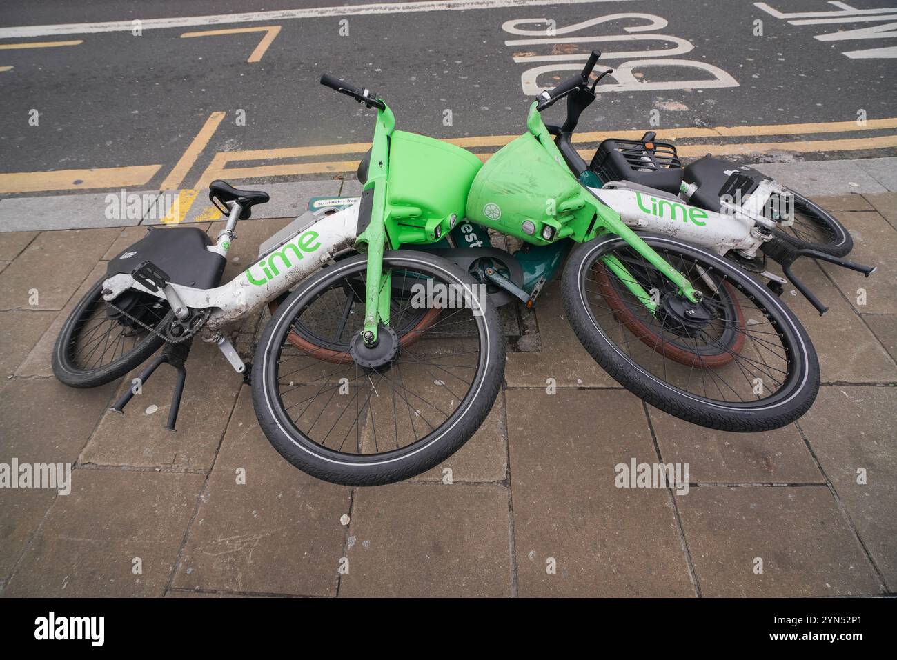 Lime E-Bikes abandoned on the pavement, London Stock Photo - Alamy