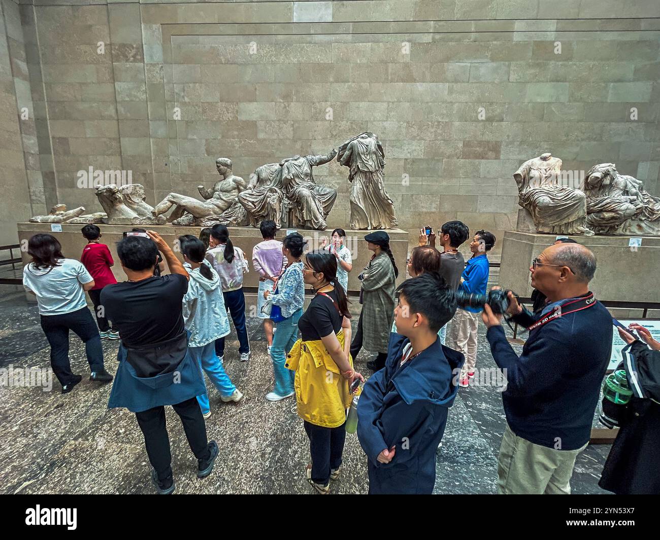 Crowd tourists listening tour guide hi-res stock photography and images ...