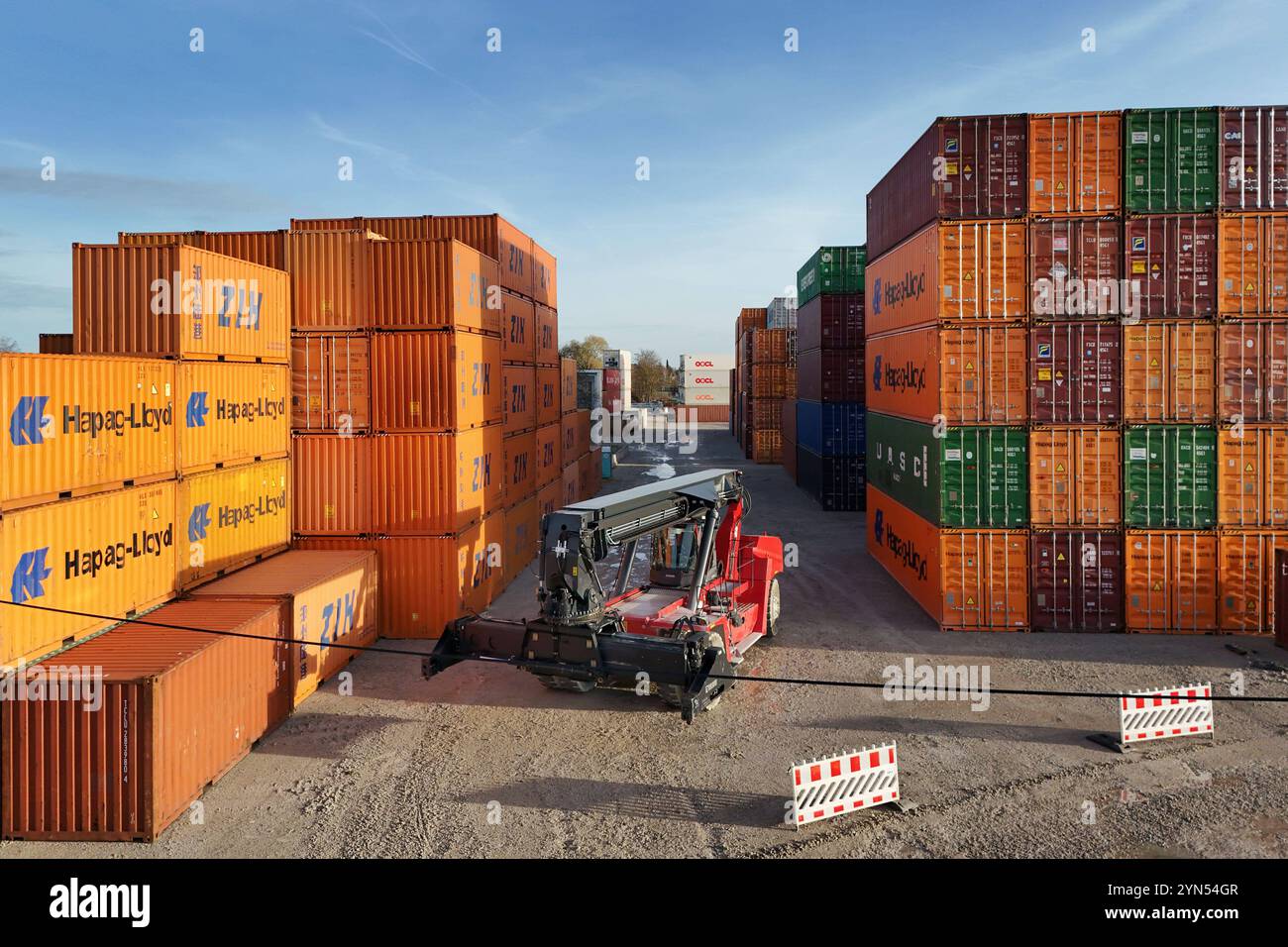 Themenbild Deutsche Wirtschaft,Export / Containerdepot Container ...
