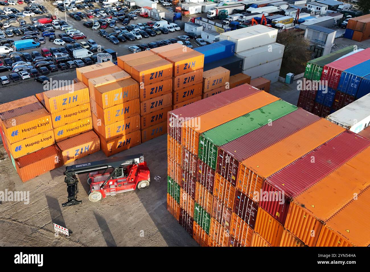 Themenbild Deutsche Wirtschaft,Export / Containerdepot Container ...