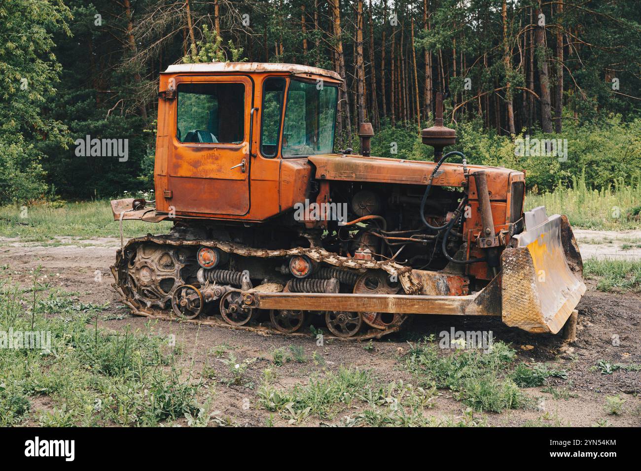 old and abandoned heavy construction equipment Stock Photo - Alamy