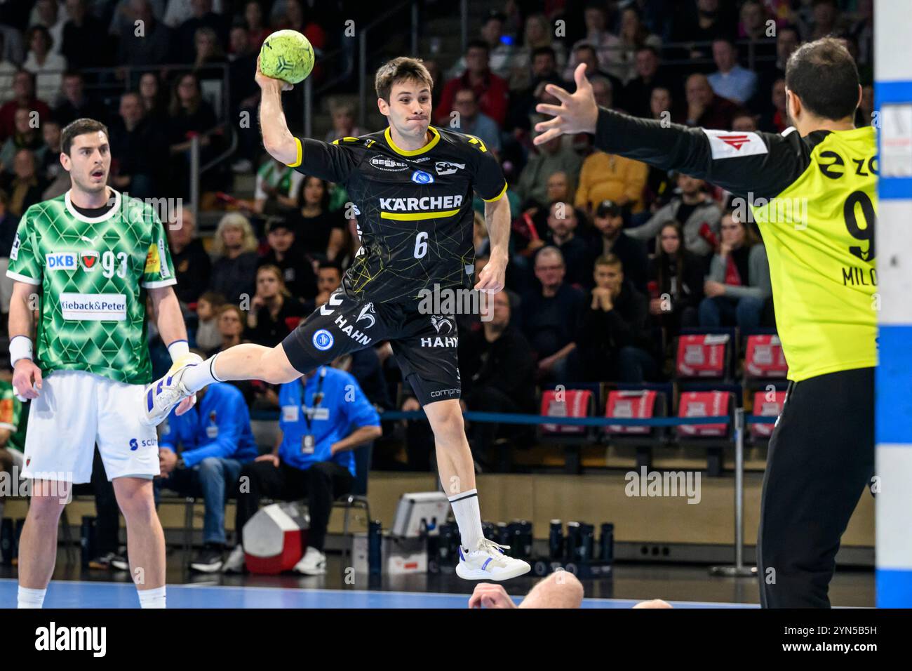 Kaempft um den ball hi-res stock photography and images - Alamy