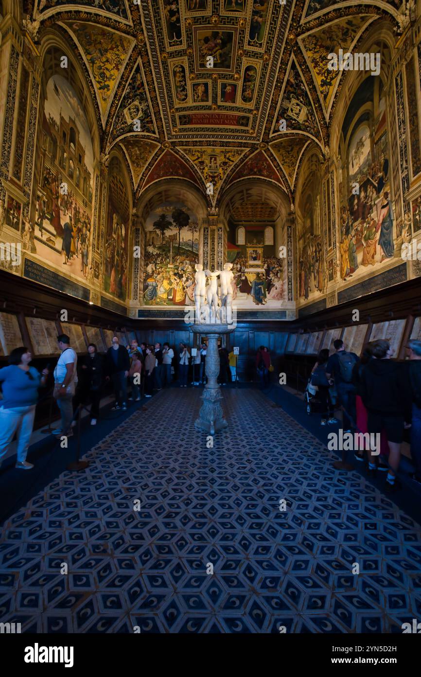 Interior view of the Piccolomini Library inside the Duomo of Siena ...