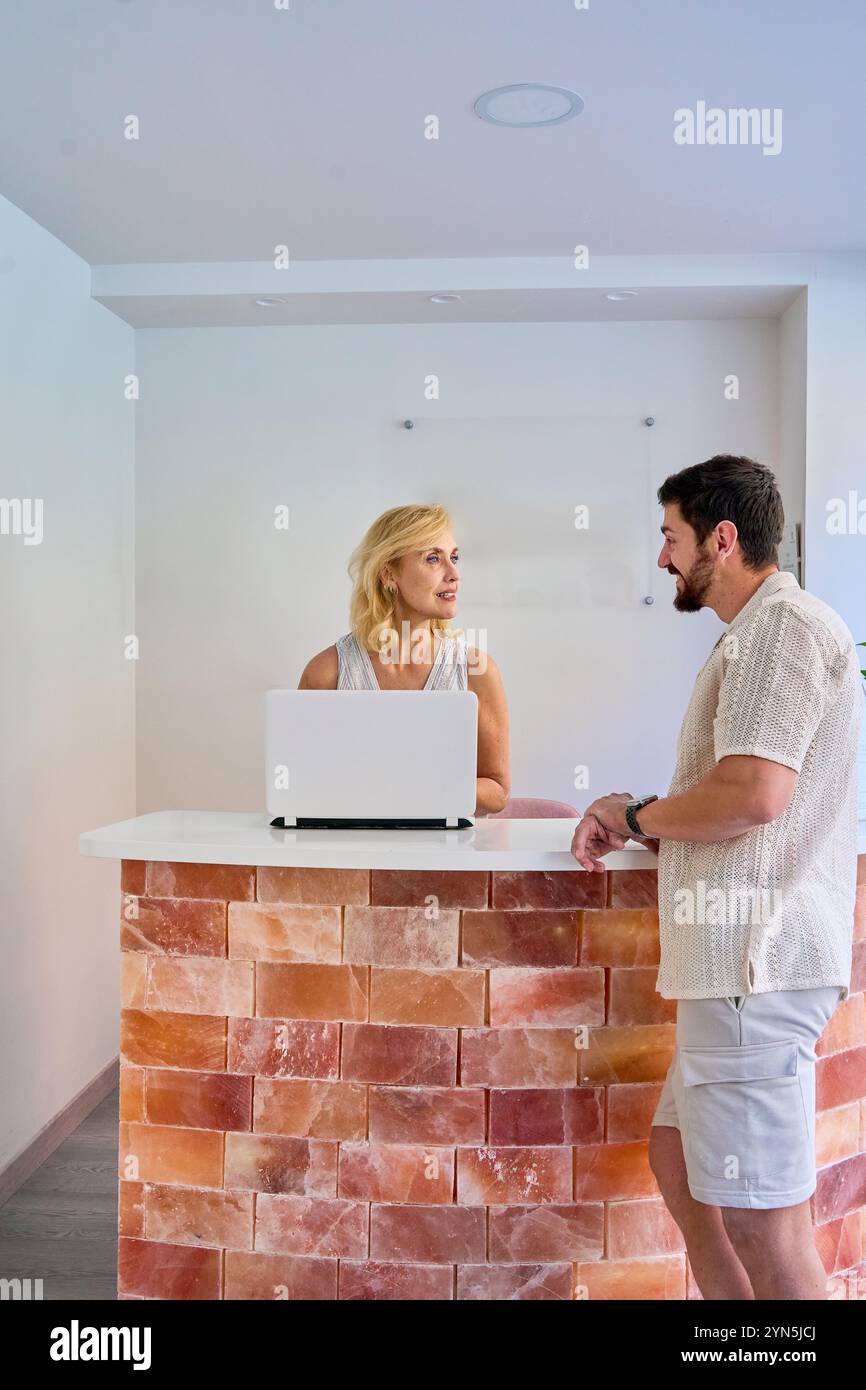 Bright modern reception area hi-res stock photography and images - Alamy