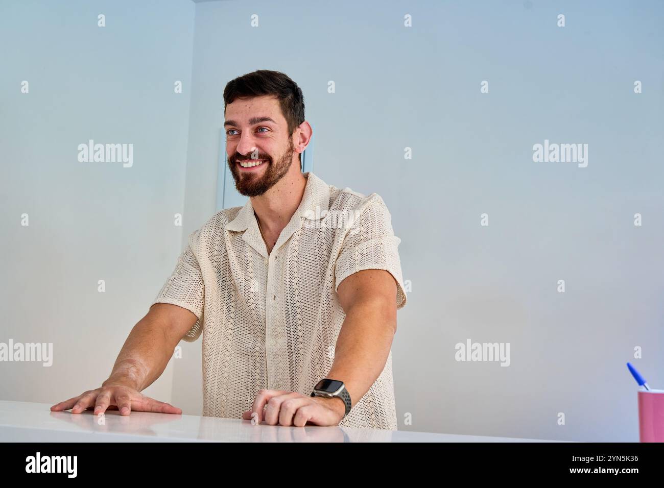 Standing behind the counter hi-res stock photography and images - Alamy
