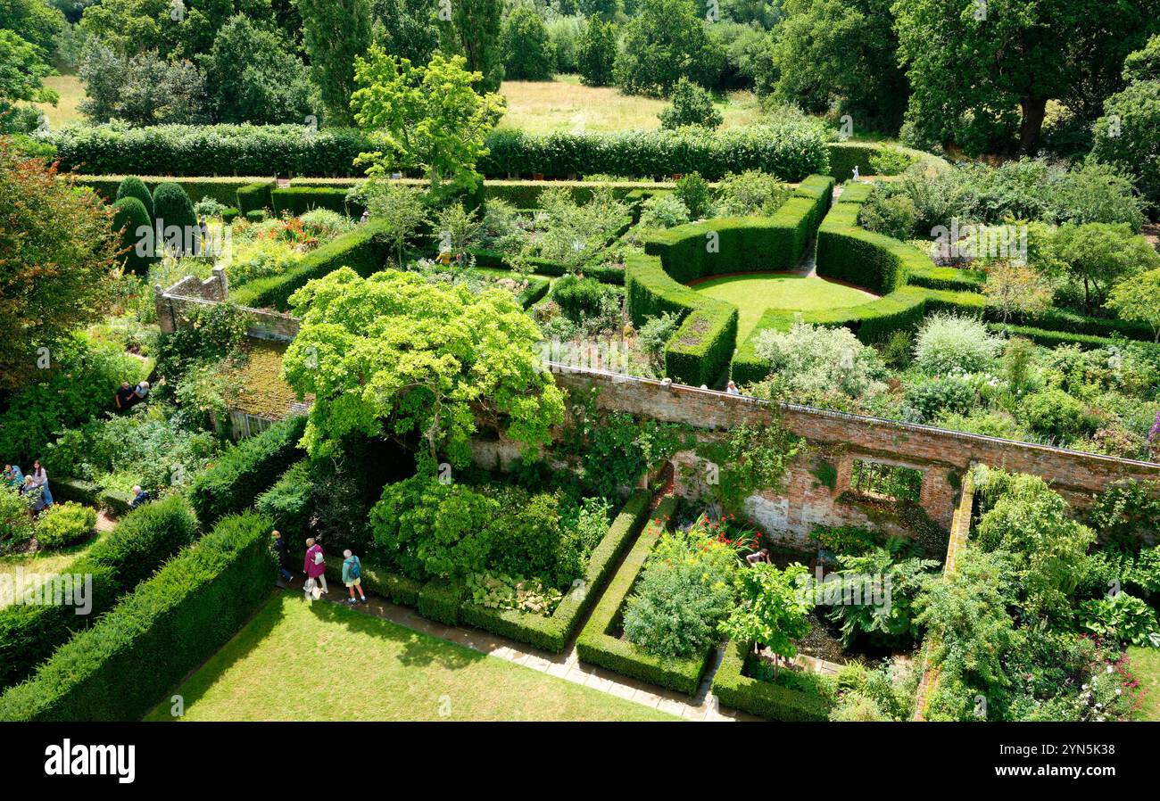 Victorian style garden walkways hi-res stock photography and images - Alamy