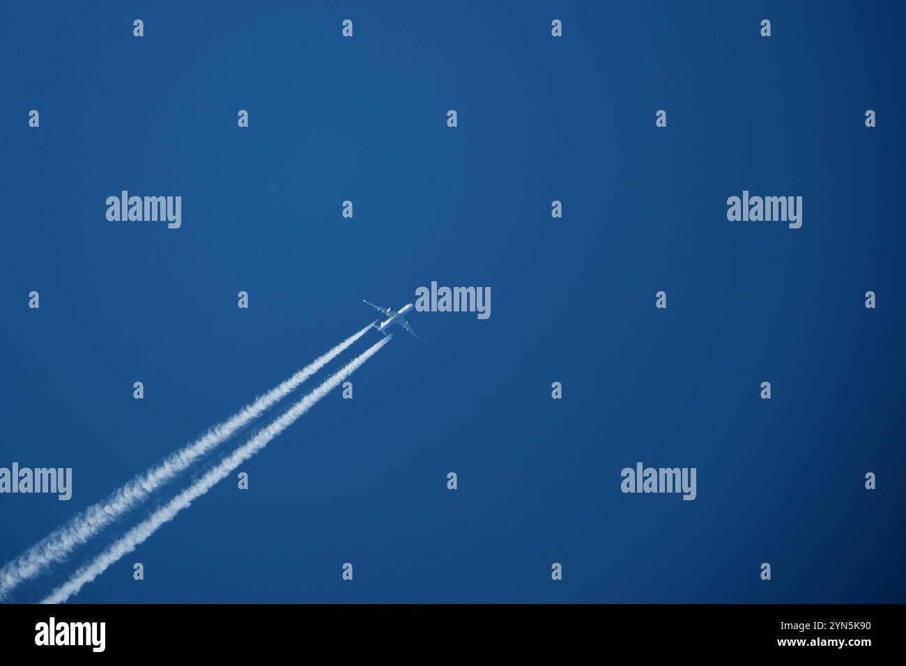 airplane in the sky, contrail Stock Photo - Alamy