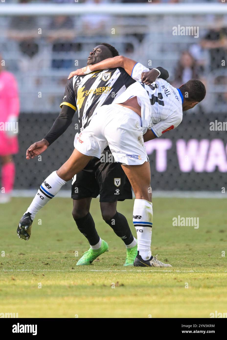 Paddington, Australia. 24th Nov, 2024. Ariath Deng Piol (L) of ...