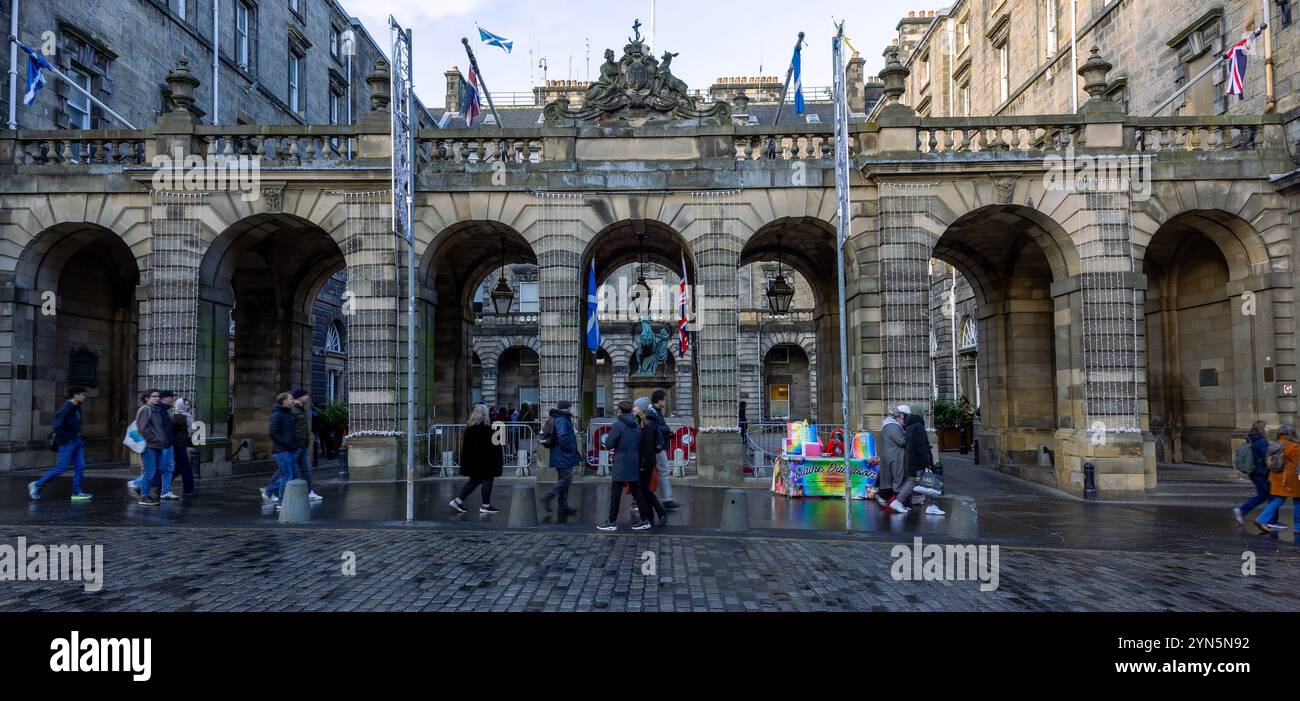High street royal mile edinburgh hi-res stock photography and images ...
