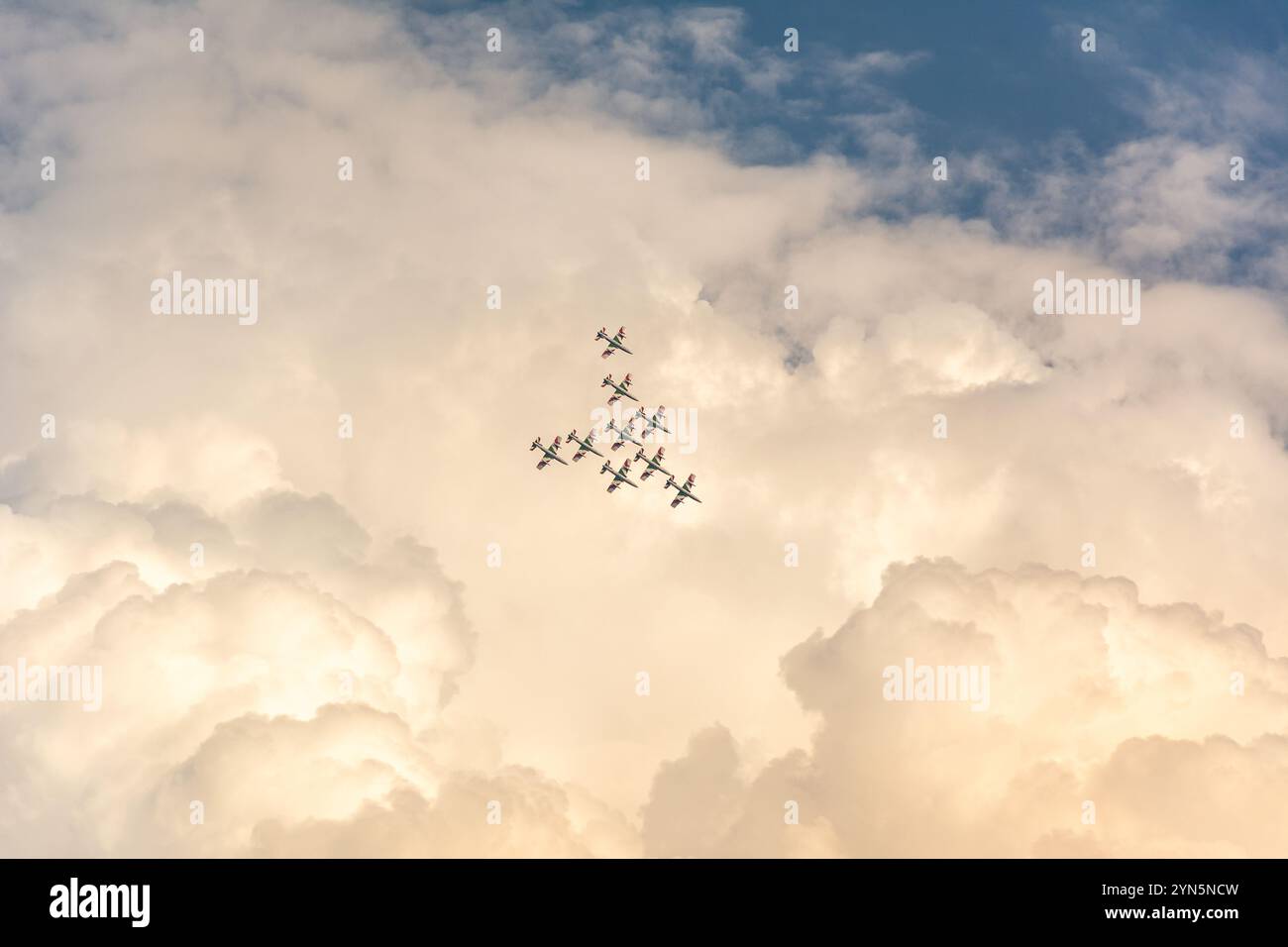 Army fighter jets in formation hi-res stock photography and images - Alamy