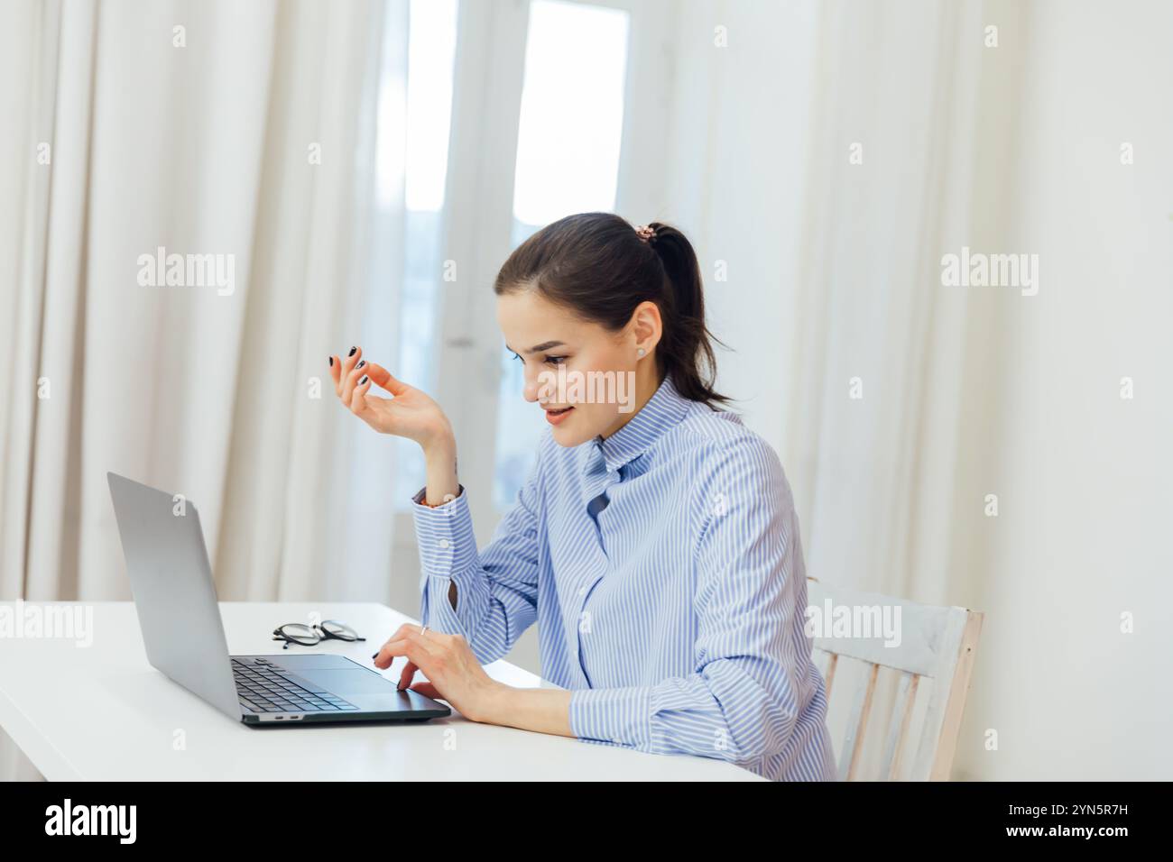Latin customer agent team hi-res stock photography and images - Alamy