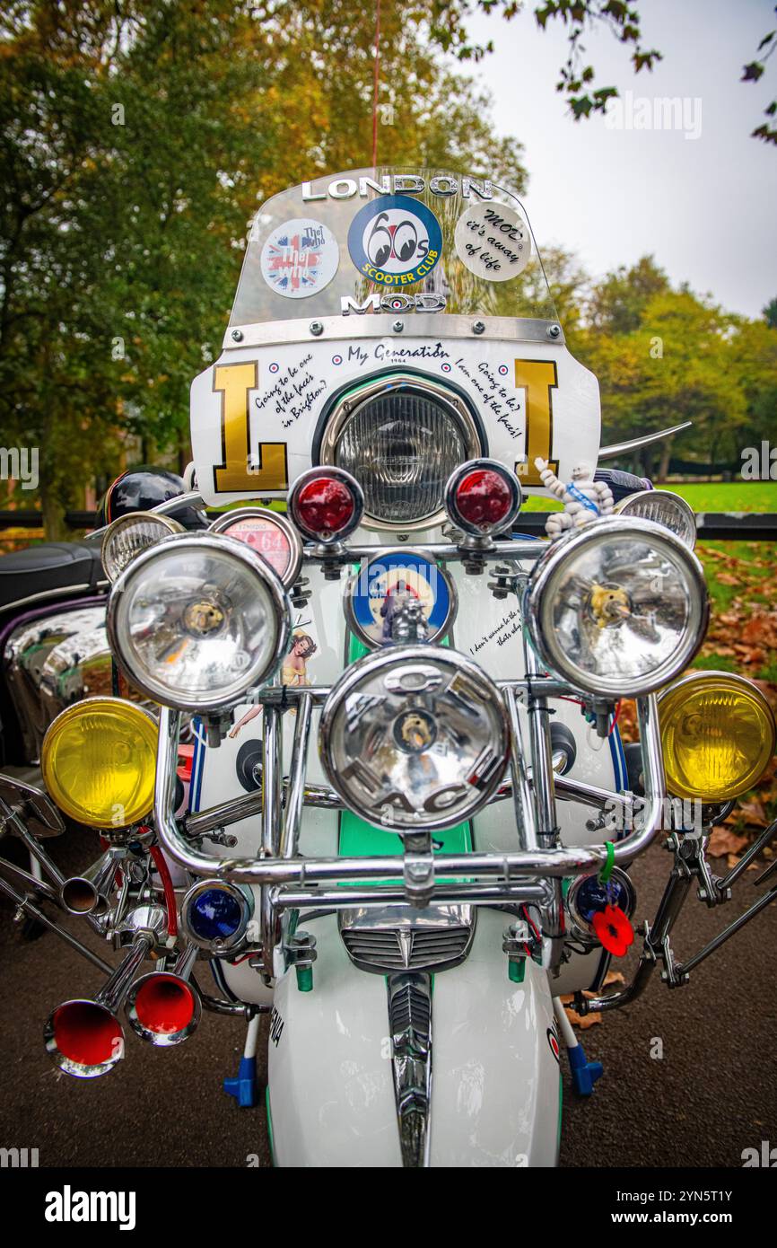 Vespas in london hi-res stock photography and images - Alamy