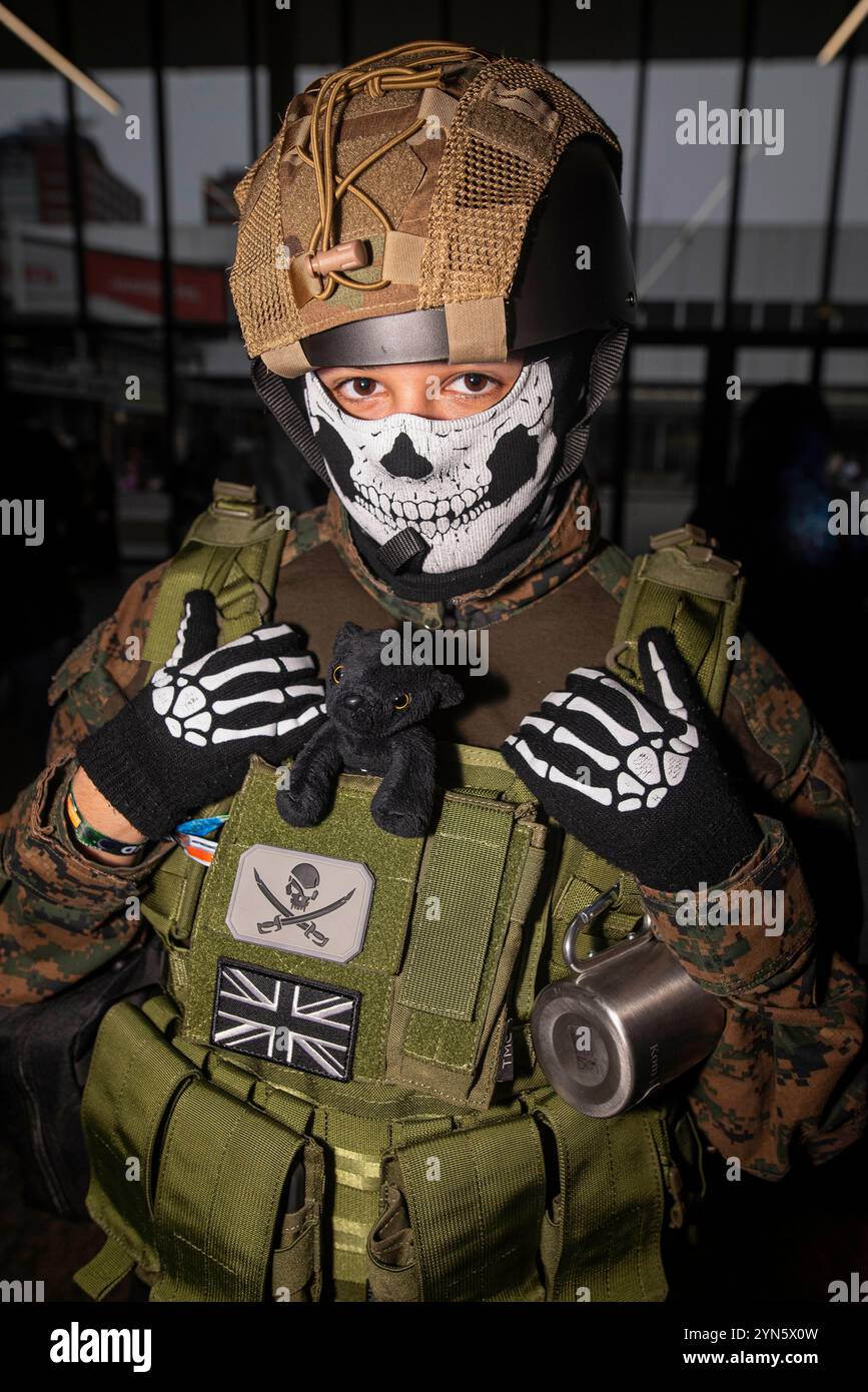 Utrecht, Utrecht, Netherlands. 23rd Nov, 2024. A fan dressed in a ...