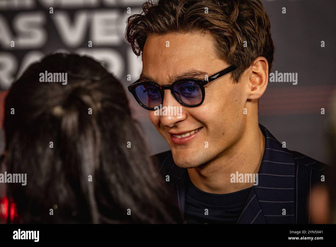 George Russell (UK, Mercedes AMG Petronas F1 Team #63) auf dem roten ...