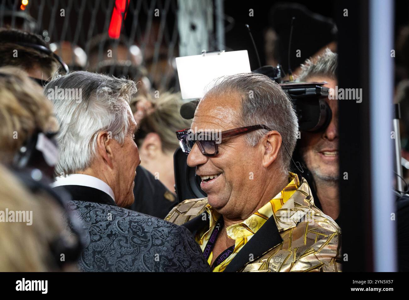 Kai Ebel, RTL (rechts) begrüßt Michael Buffer, mit dem er gemeinsam ...