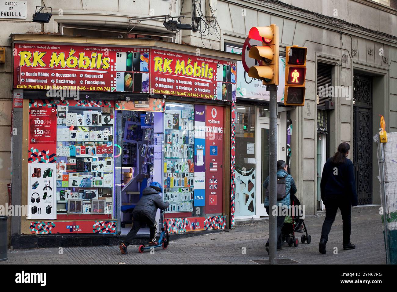 Mobile phone repair shop hi-res stock photography and images - Alamy