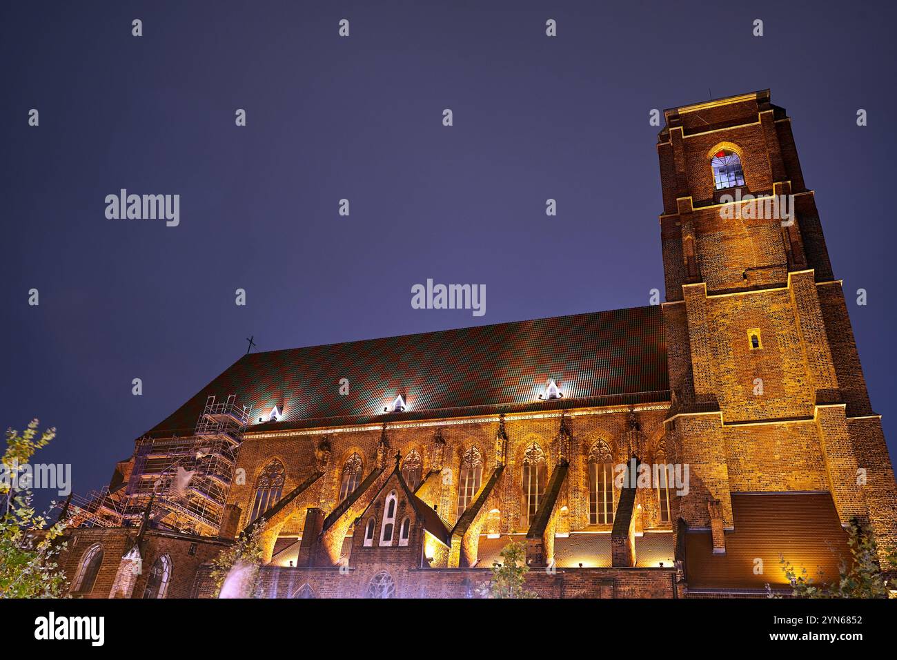 gothic cathedral St. Mary Magdalene Cathedral at night in Wroclaw ...