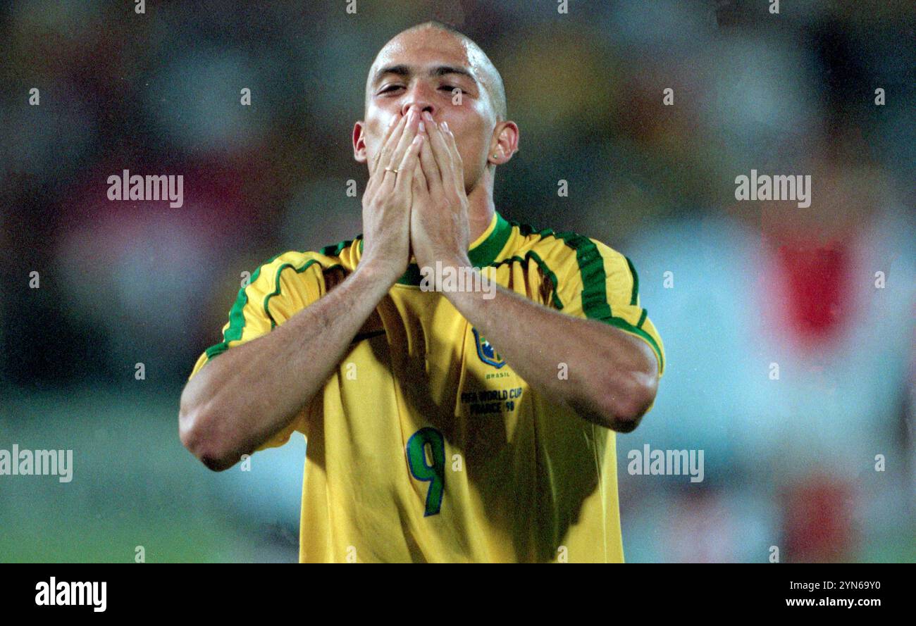 Ronaldo brazil 98 hi-res stock photography and images - Alamy