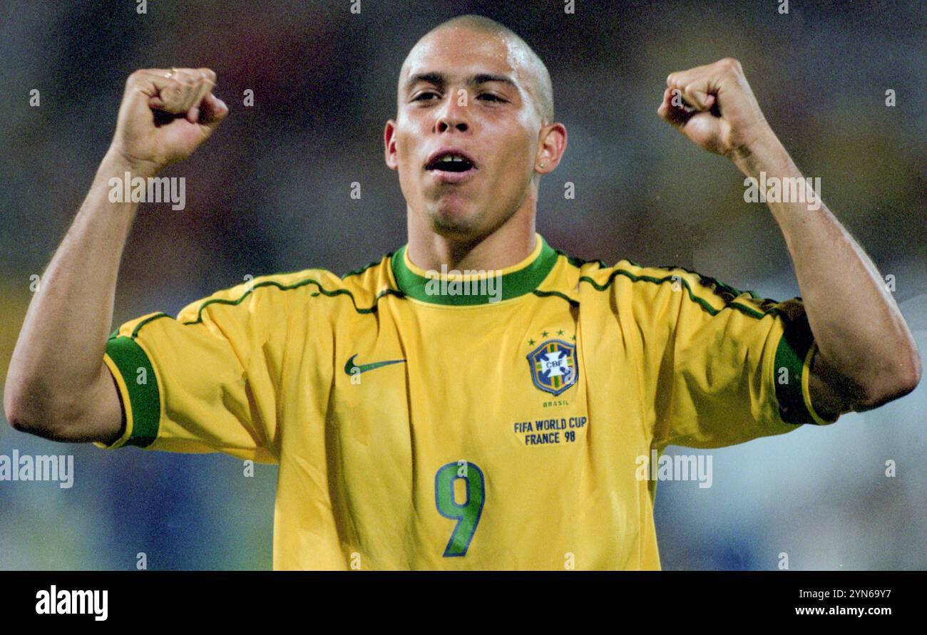 Ronaldo brazil 98 hi-res stock photography and images - Alamy