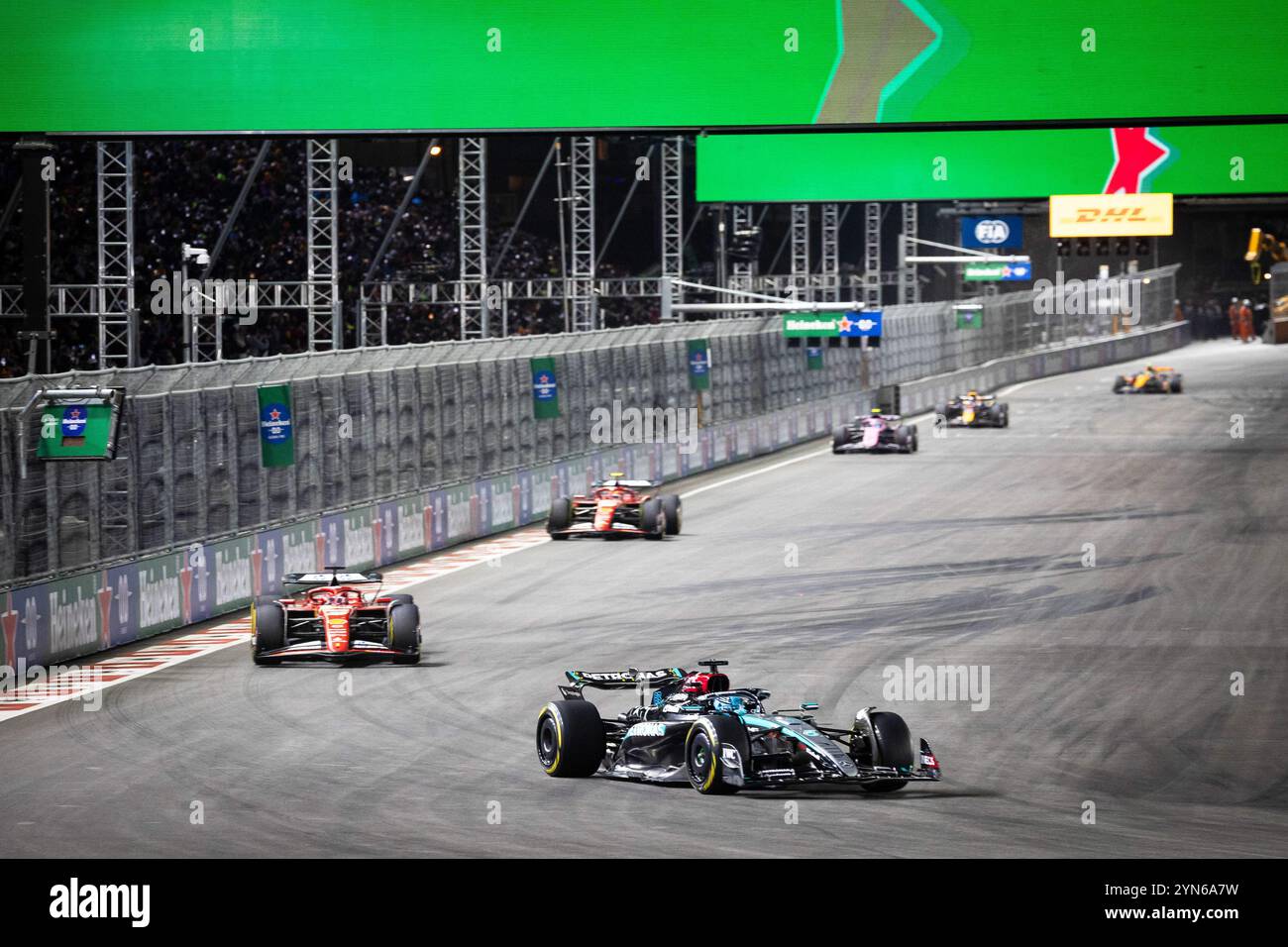 George Russell (UK, Mercedes AMG Petronas F1 Team #63) fuehrt vor den ...