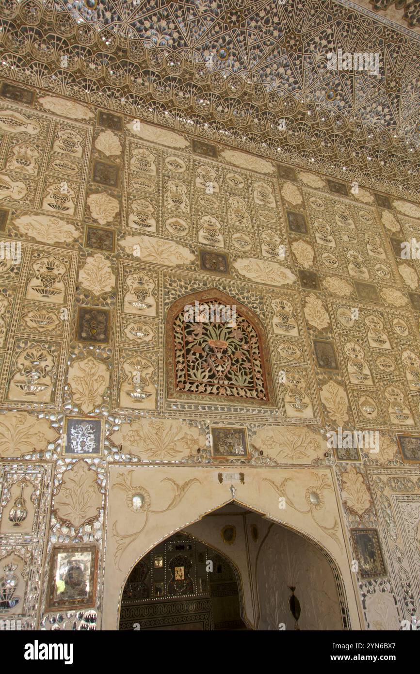 Close-up of intricate wall design in Hall of Mirrors inside Amber Fort ...