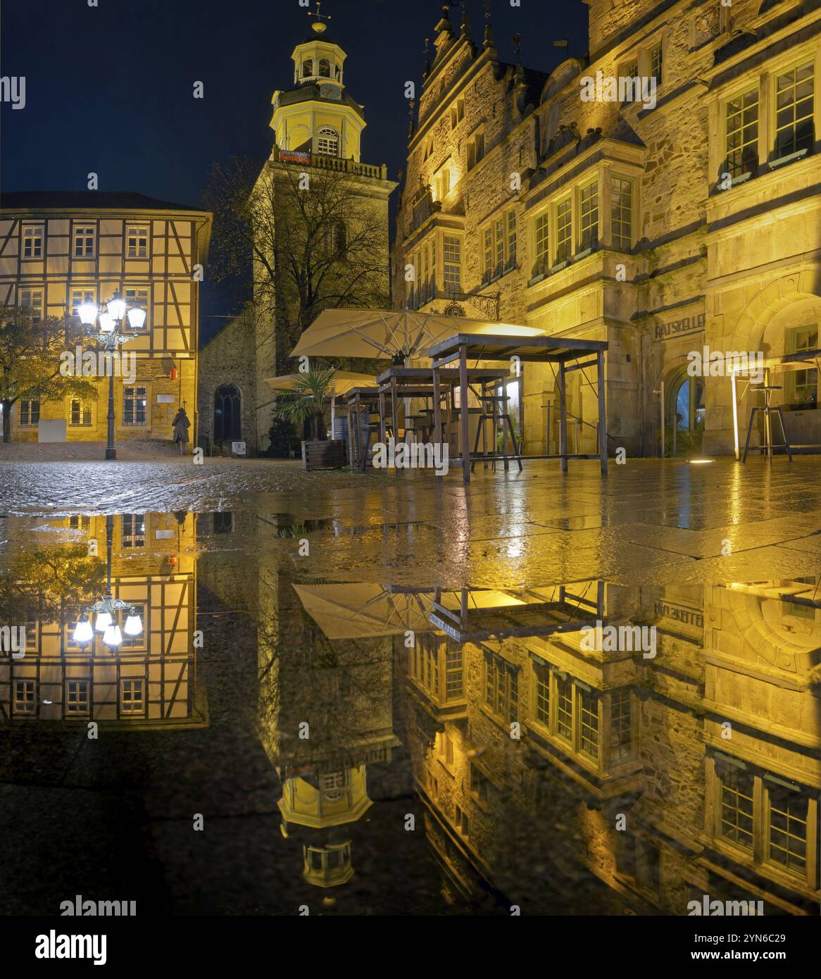 Town hall and church Marketplace illuminated Reflection in puddle ...