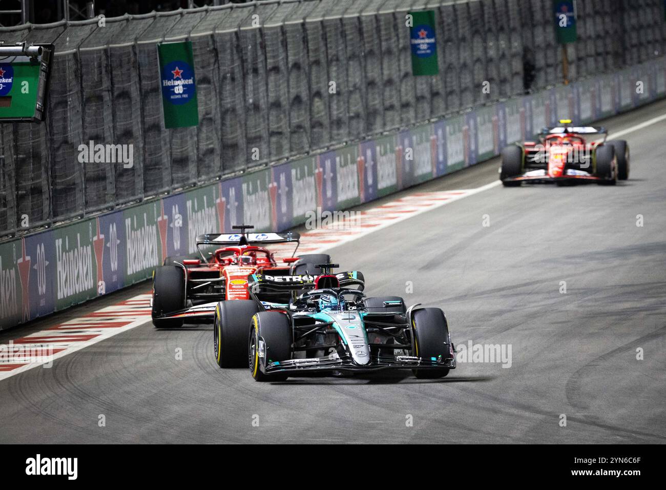 George Russell (UK, Mercedes AMG Petronas F1 Team #63) fuehrt vor den ...