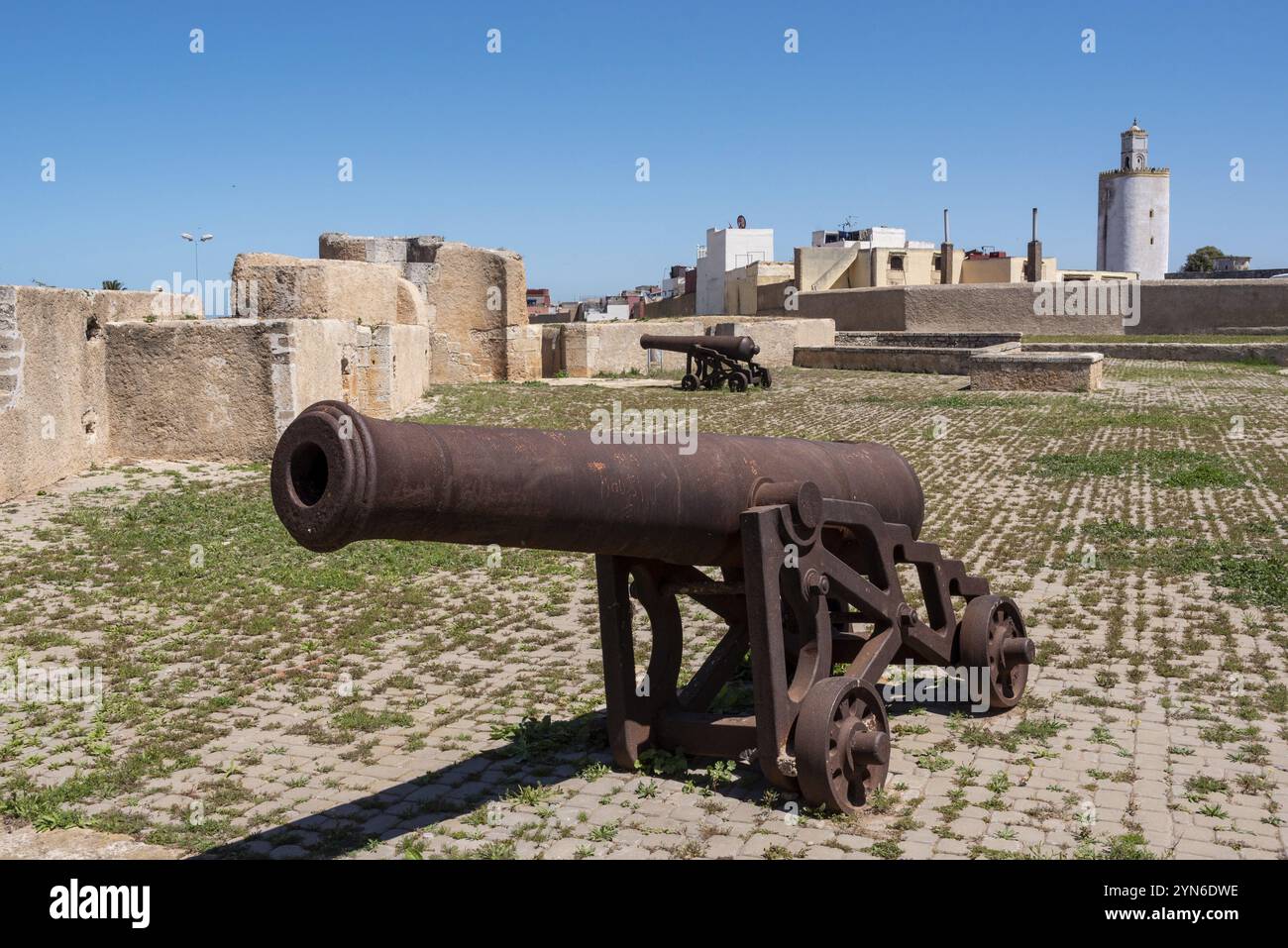 Cannons on walls medieval hi-res stock photography and images - Alamy