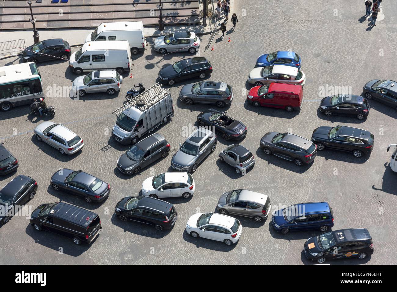 Traffic jam at the Place Charles de Gaulle in Paris, France, Europe ...