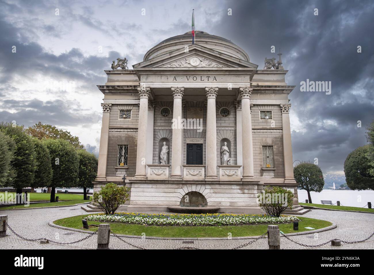 Volta temple lake como hi-res stock photography and images - Alamy