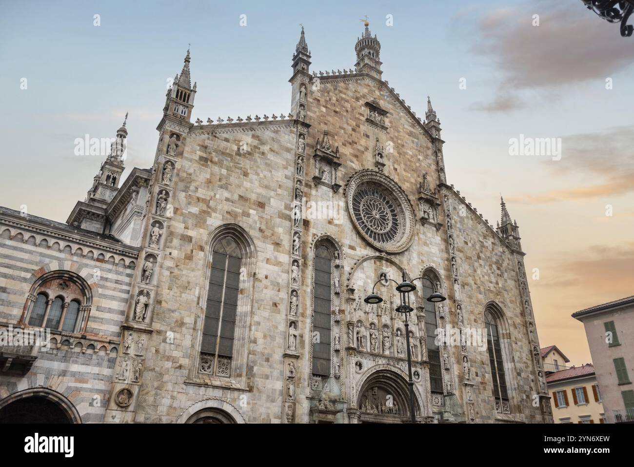 Buildings como cathedral in hi-res stock photography and images - Alamy