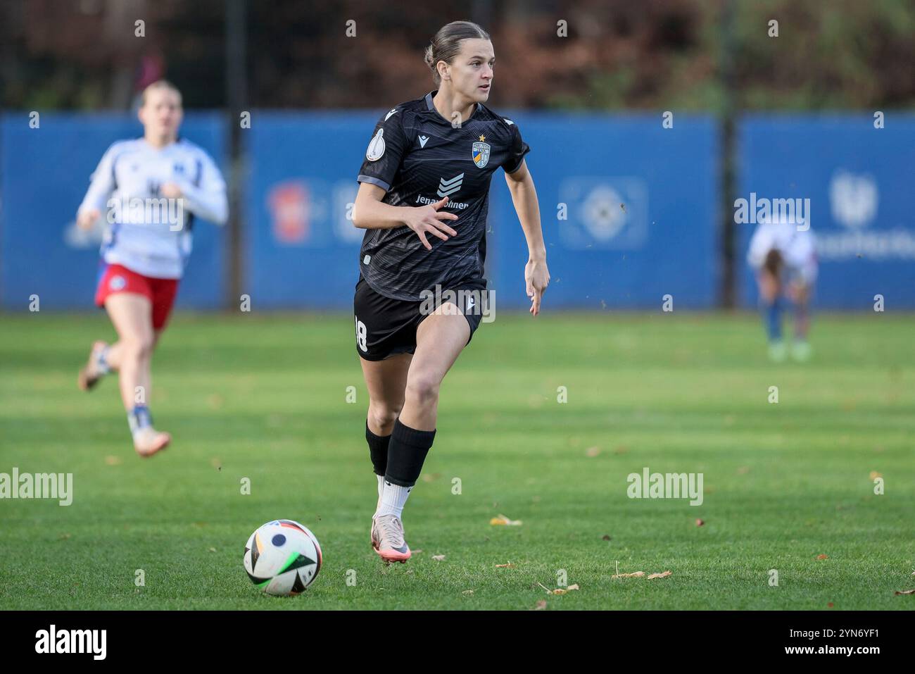 Hamburg, Deutschland. 24th Nov, 2024. v.li.: Anna Margraf (FC Carl ...