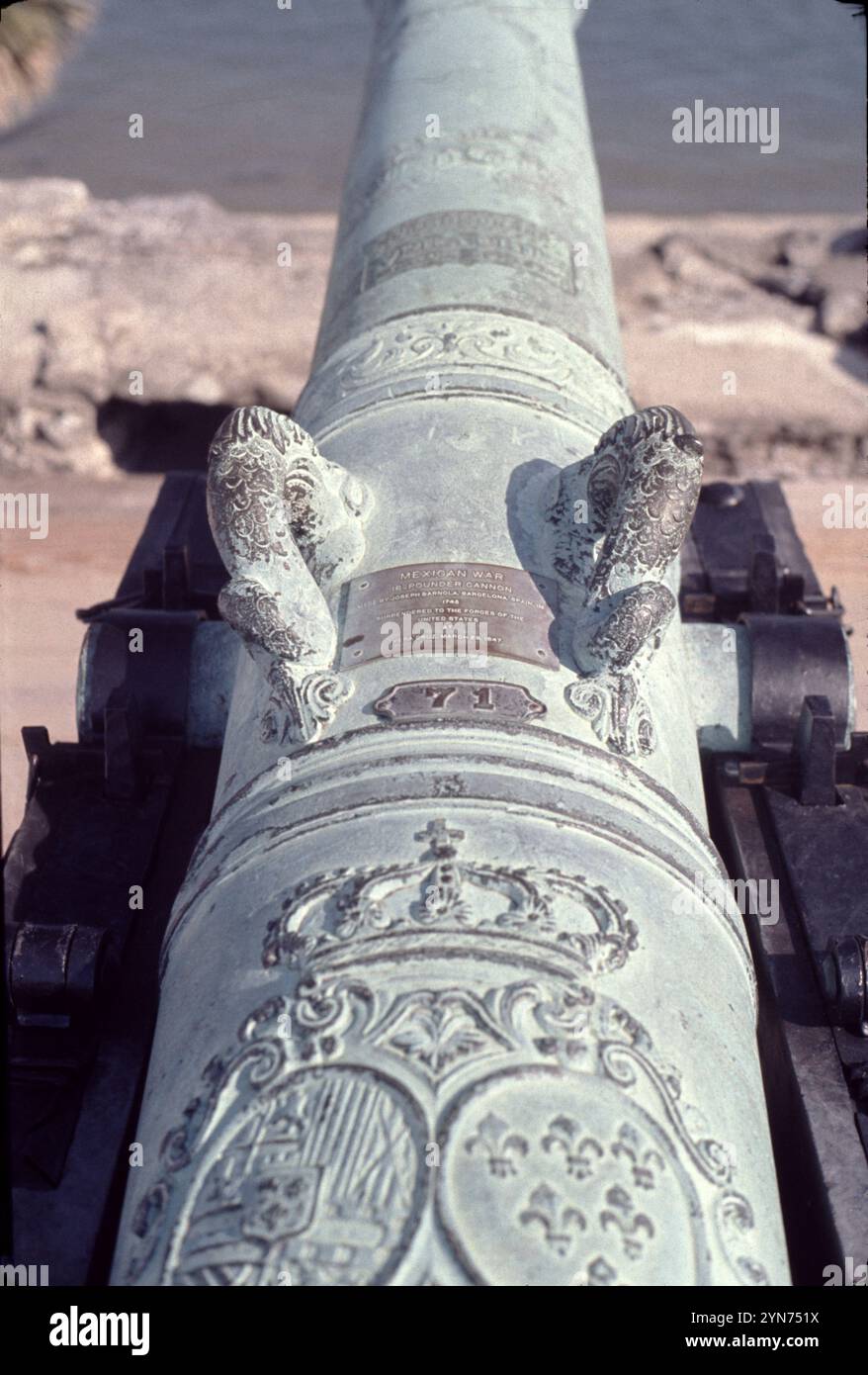 16 pounder cannon hi-res stock photography and images - Alamy