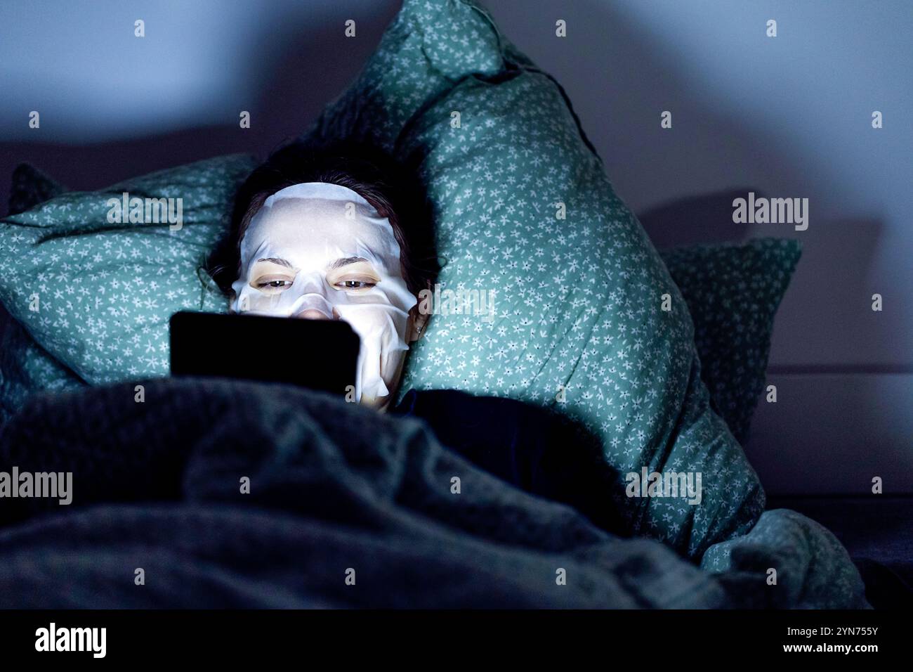Girl scrolling phone in bedroom hi-res stock photography and images - Alamy